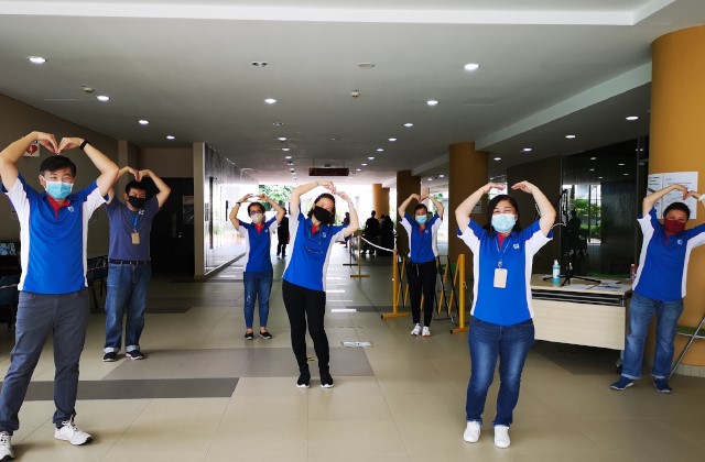 Singapore Pools’ Volunteers Step Up to Aid in Solidarity Payment Cheque ...