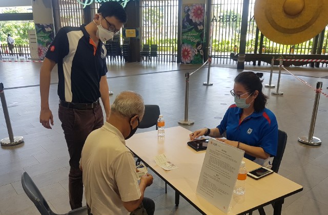 Singapore Pools’ Volunteers Step Up to Aid in Solidarity Payment Cheque ...